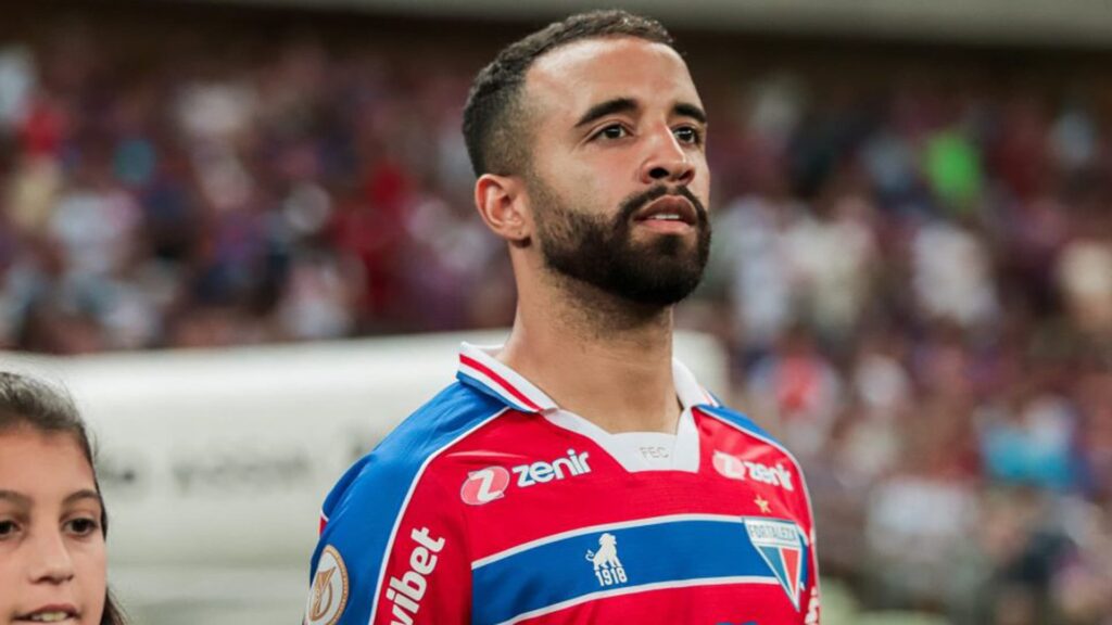 Jogadores do Fortaleza são descobertos apoiando a saída de Caio ...
